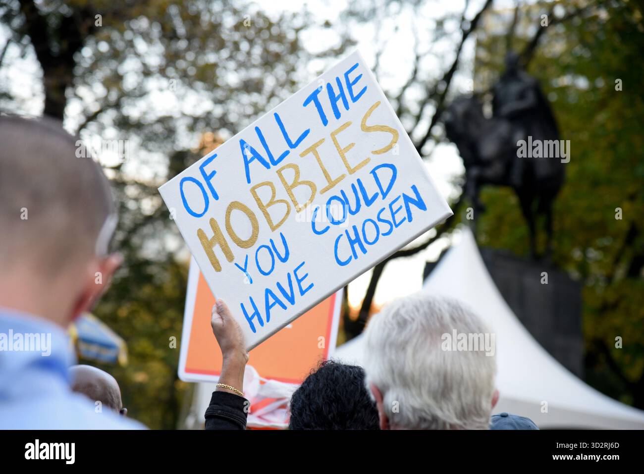 Onlookers display placards during the 2025 TCS New York City Marathon ...