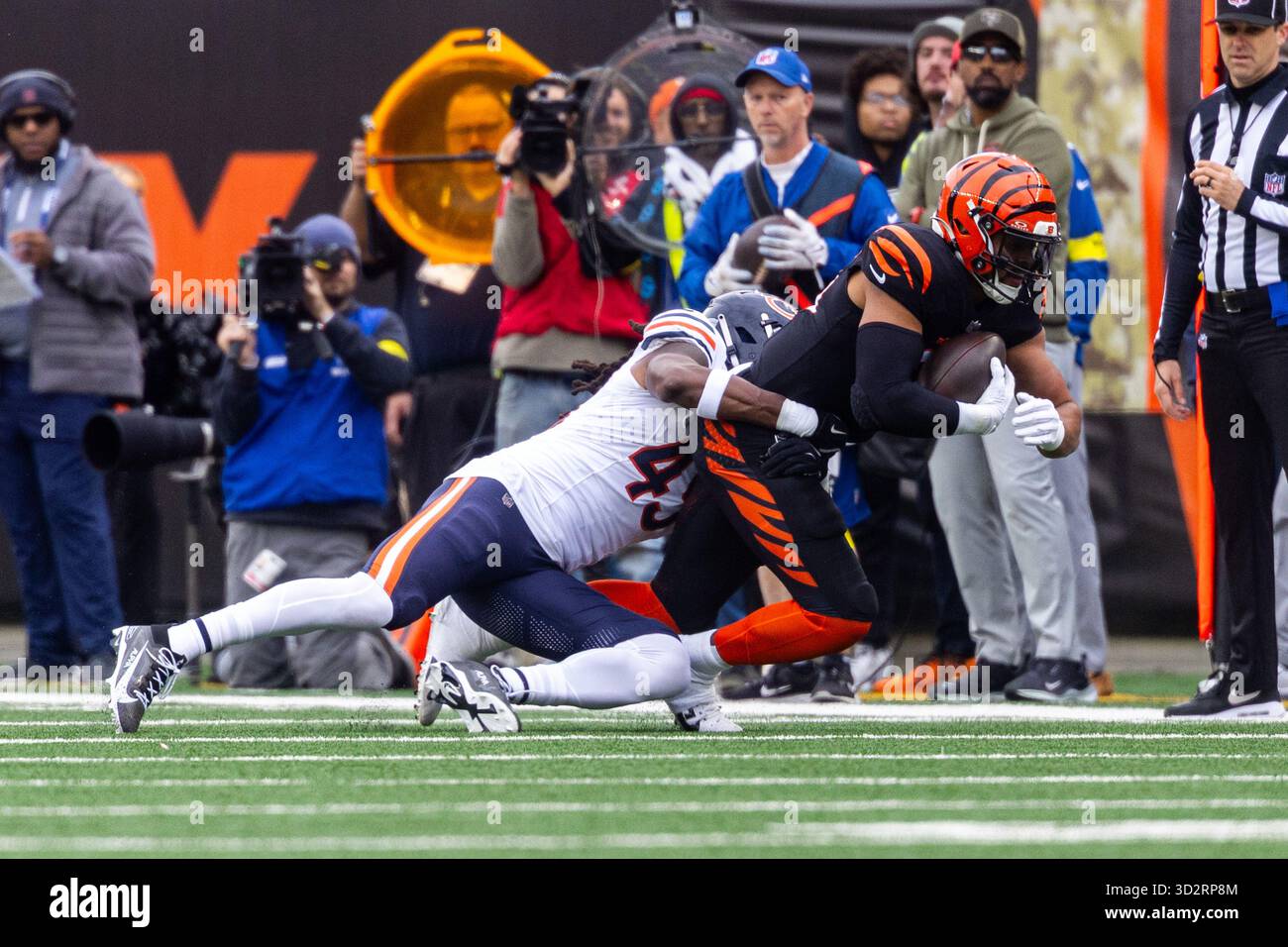 November 02, 2025: Cincinnati Bengals tight end Noah Fant (86) runs with the ball as Chicago ...