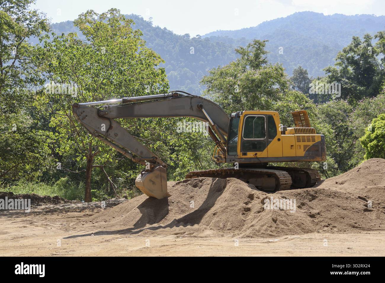 Heavy machinery moves dirt shapes hi-res stock photography and images ...