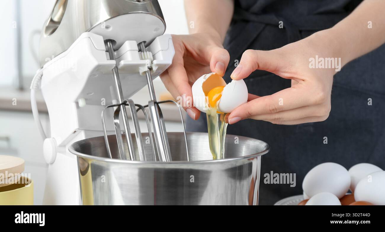 Process cracking egg in bowl hi-res stock photography and images - Alamy