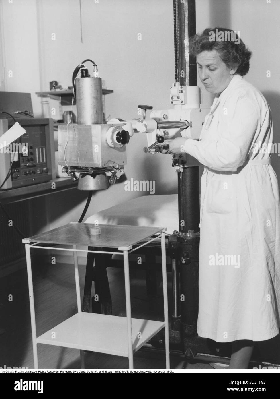 1950s laboratory hi-res stock photography and images - Alamy