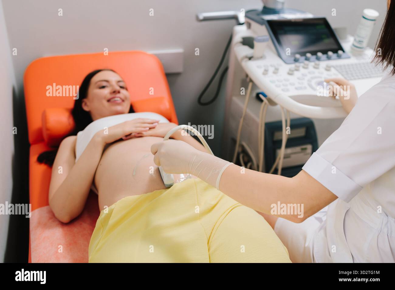 Gynecologist uses ultrasound scanner for gynecology checkup and tells ...