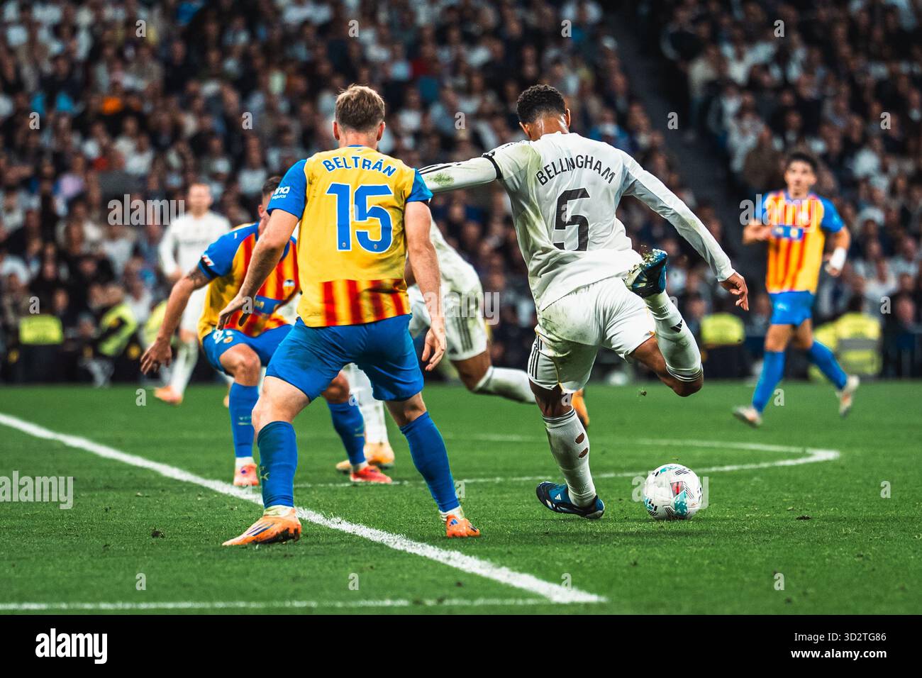 Jude Bellingham of Real Madrid shooting for the goal during the Spanish ...