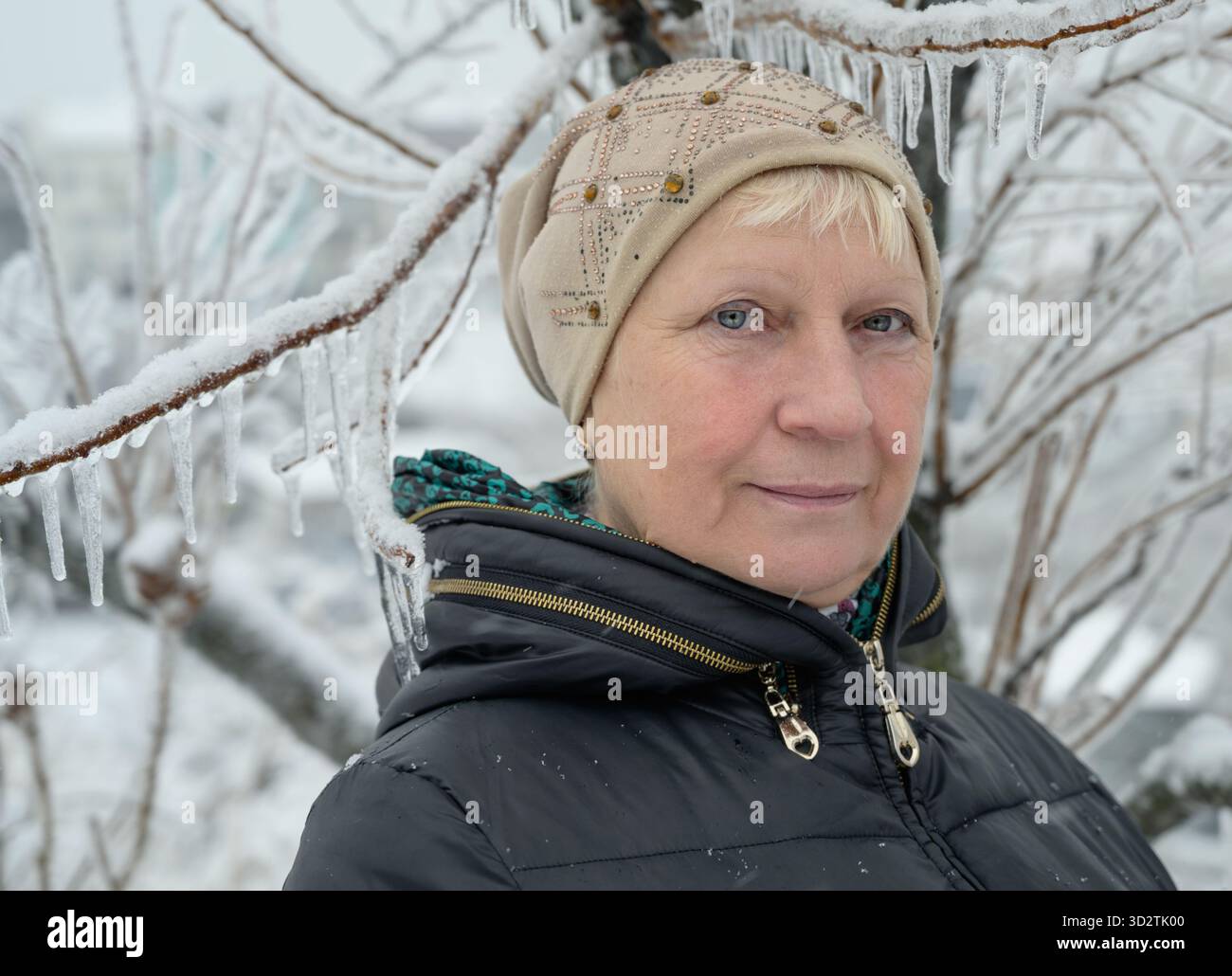Festive winter scene woman hi-res stock photography and images - Alamy