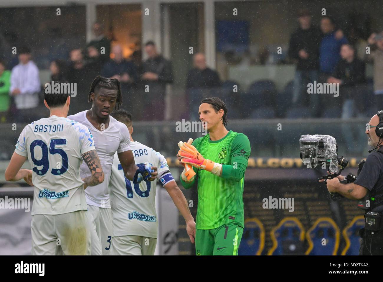 Inter - FC Internazionale greets the fans at the end of the match ...