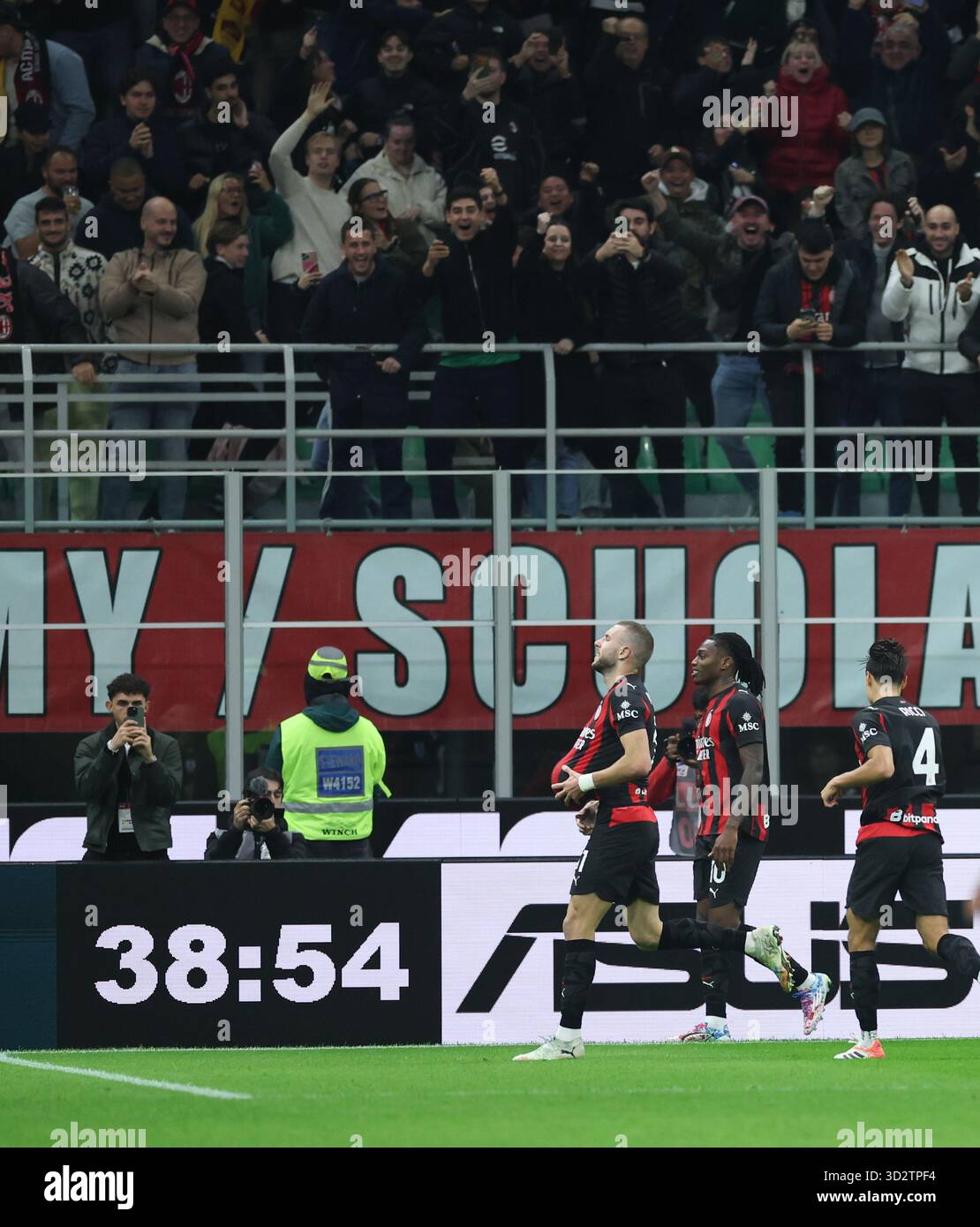 (251103) -- MILAN, Nov. 3, 2025 (Xinhua) -- AC Milan's Strahinja ...