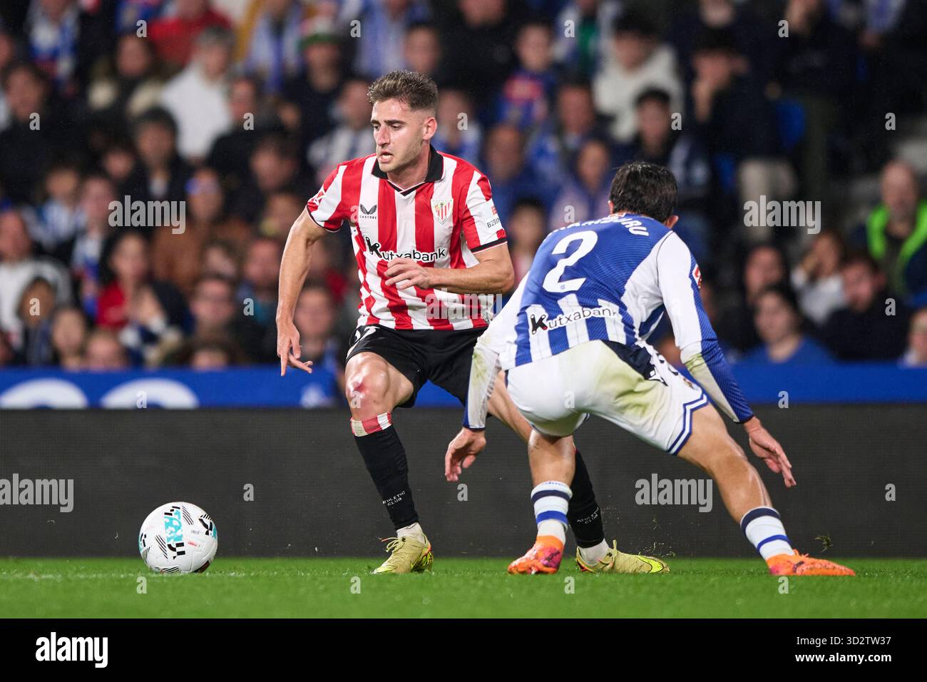 Robert Navarro of Athletic Club duels for the ball with Jon Mikel ...