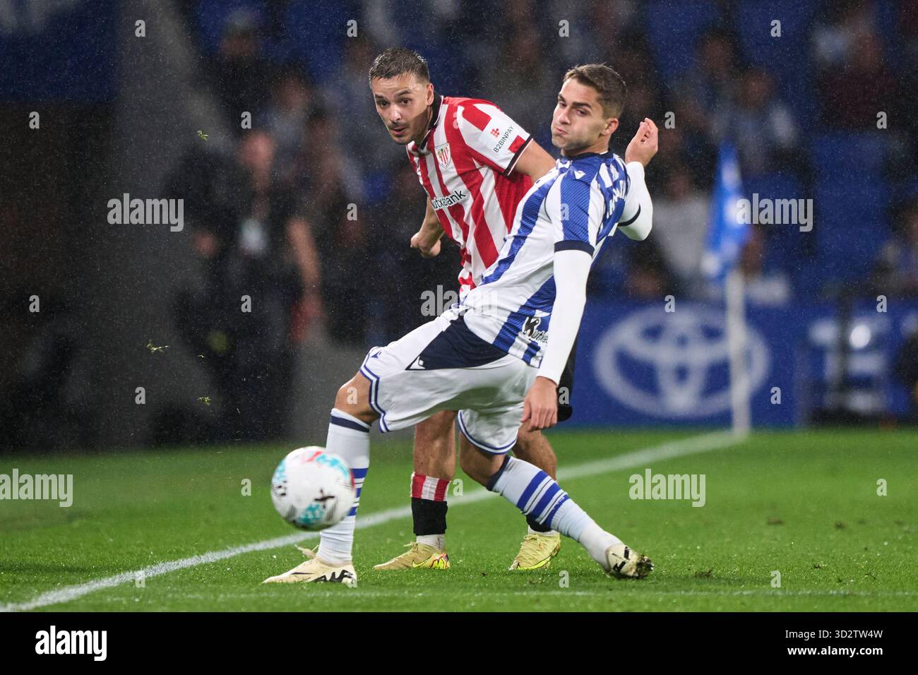 Andoni Gorosabel of Athletic Club duels for the ball with Arsen ...