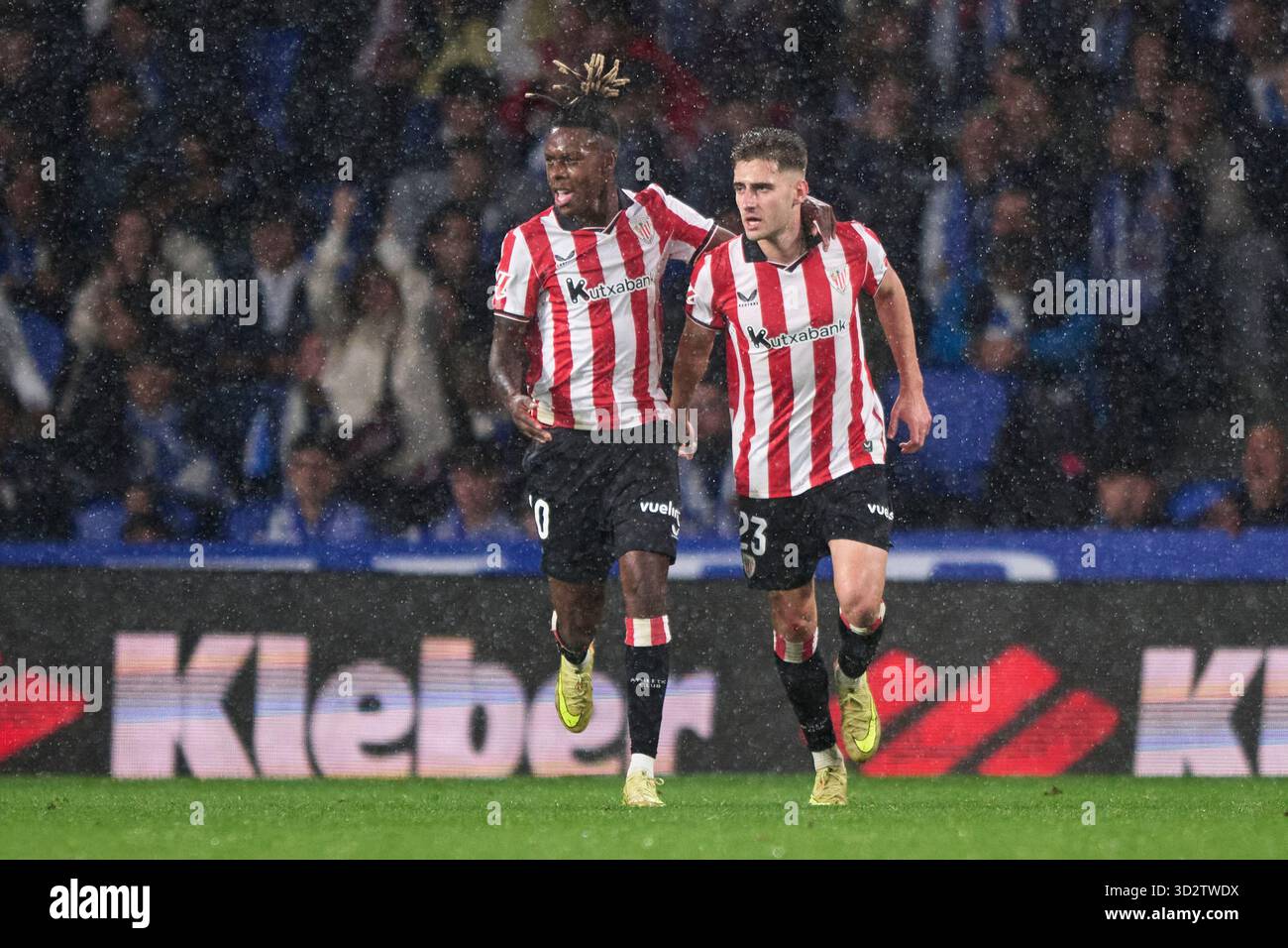Robert Navarro of Athletic Club celebrates with his teammate Nico ...