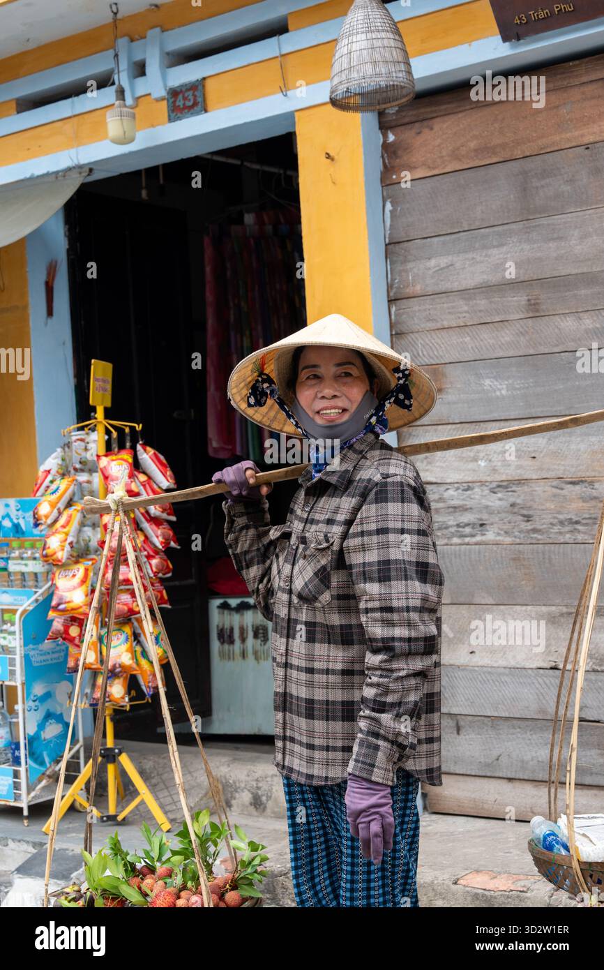 Vietnamese Woman in Traditional Conical Hat (Non La) - Hoi An, Vietnam ...