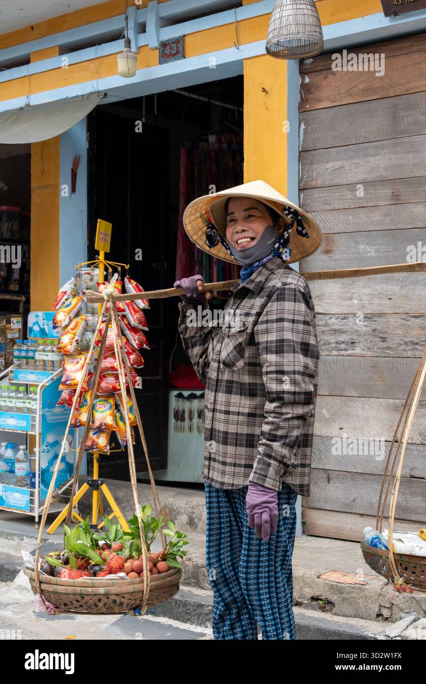 Vietnamese Woman in Traditional Conical Hat (Non La) - Hoi An, Vietnam ...
