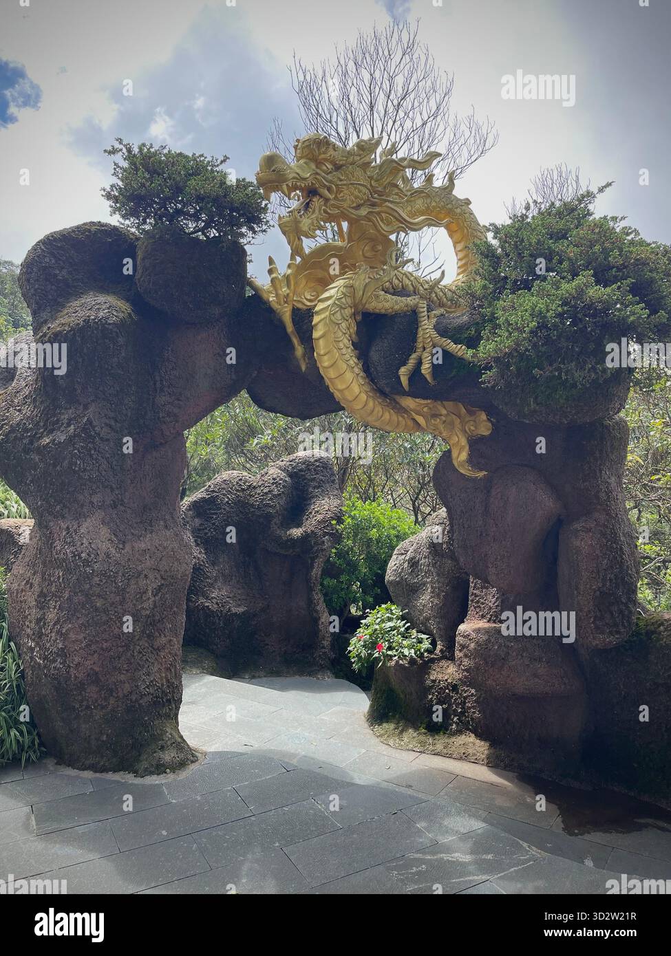Golden dragon sculpture entrance at Sun World Ba Na Hills, Da Nang ...