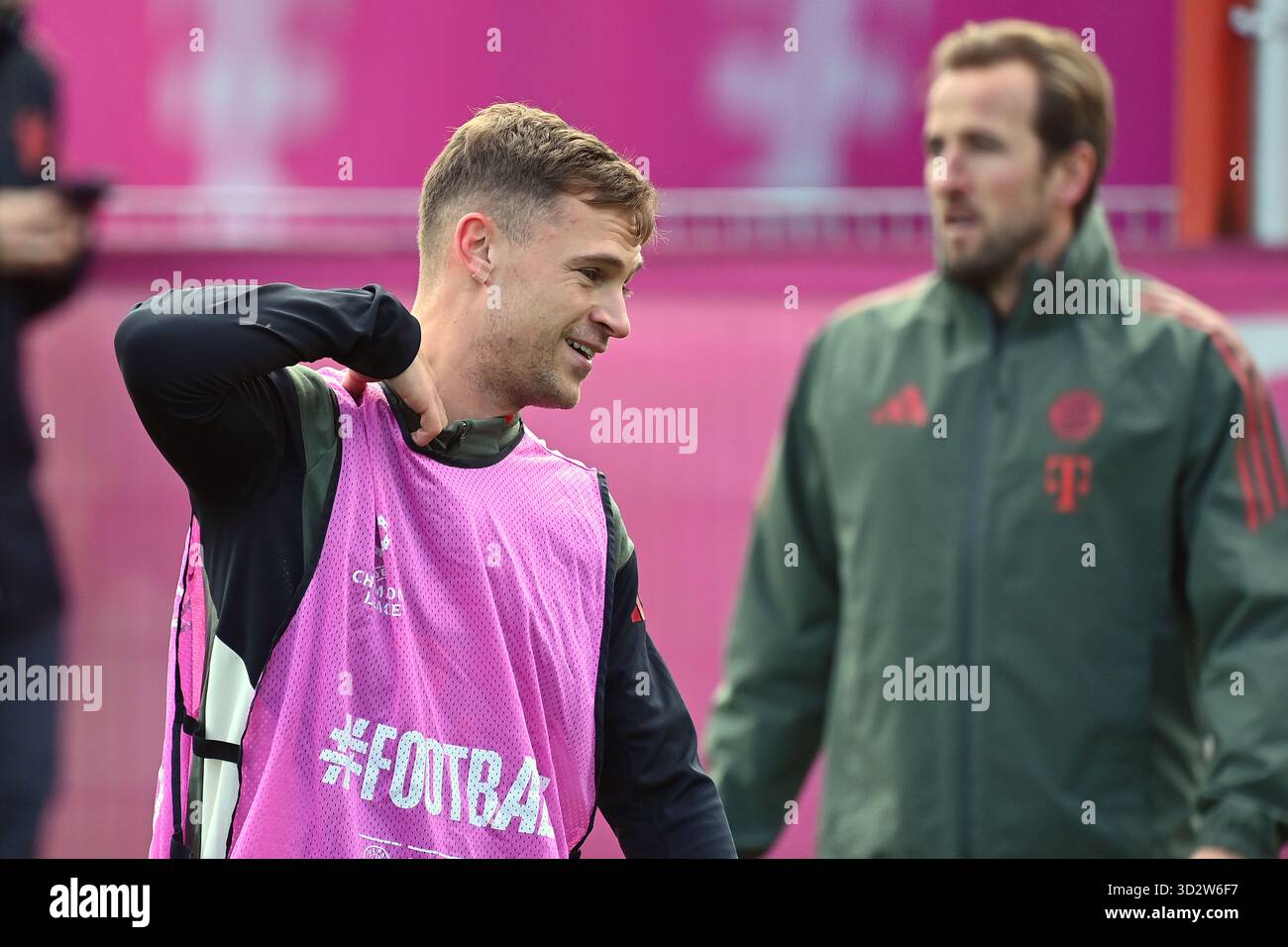 Joshua Kimmich (FC Bayern Munich), hi. Harry Kane (FC Bayern Munich ...
