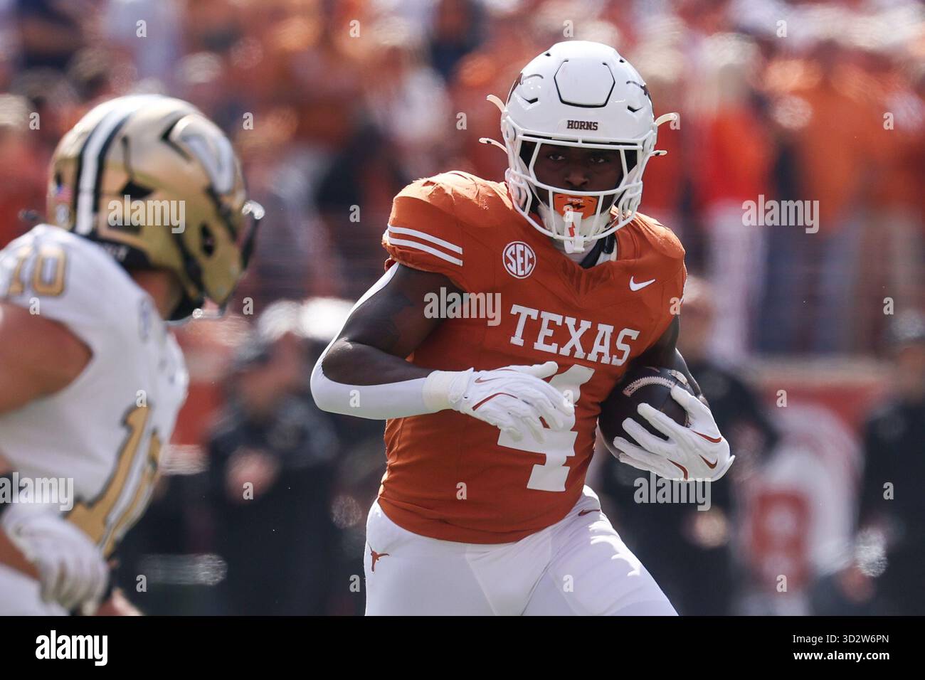 AUSTIN, TX - NOVEMBER 01: Running back CJ Baxter #4 of the Texas ...