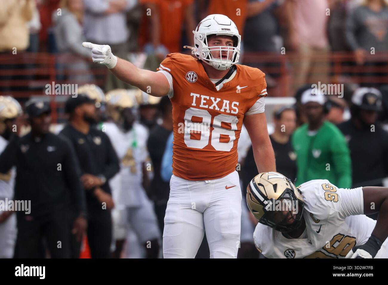 AUSTIN, TX - NOVEMBER 01: Tight end Jack Endries #88 of the Texas ...