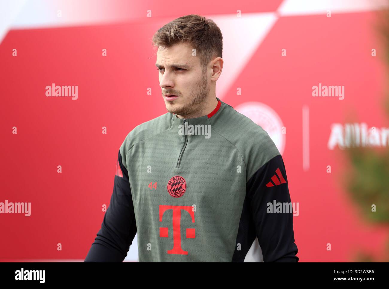 Josip stanisic fc bayern munchen auf dem weg zum trainingspla hi-res ...