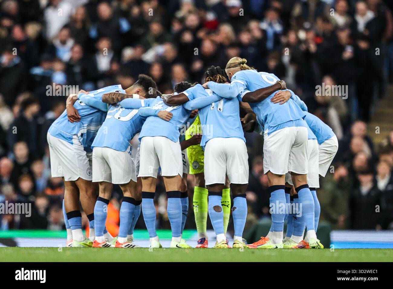Manchester City have a team huddle before the game during the Premier ...