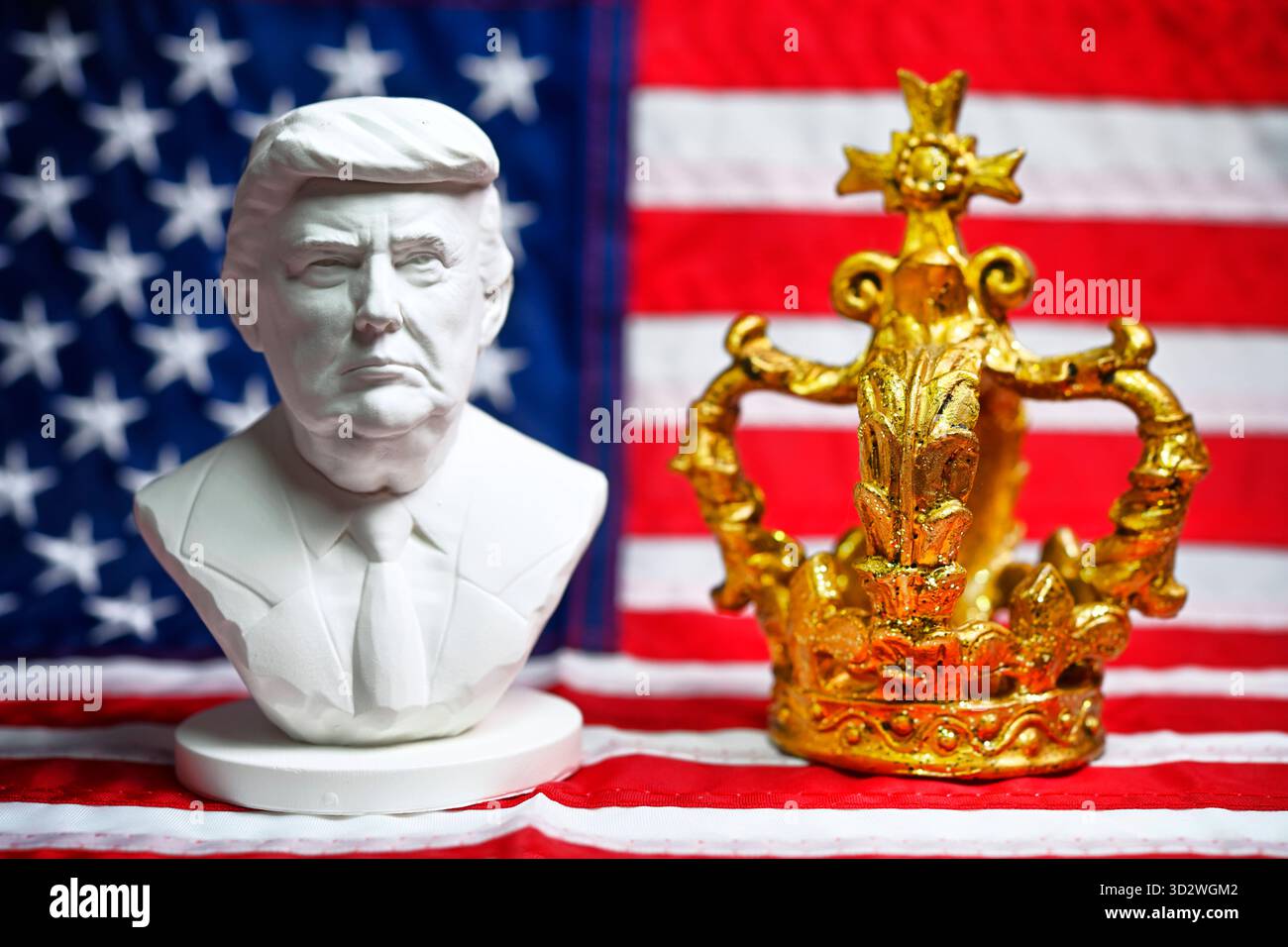 Büste von US-Präsident Donald Trump und Krone vor US-Fahne, Symbolfoto ...