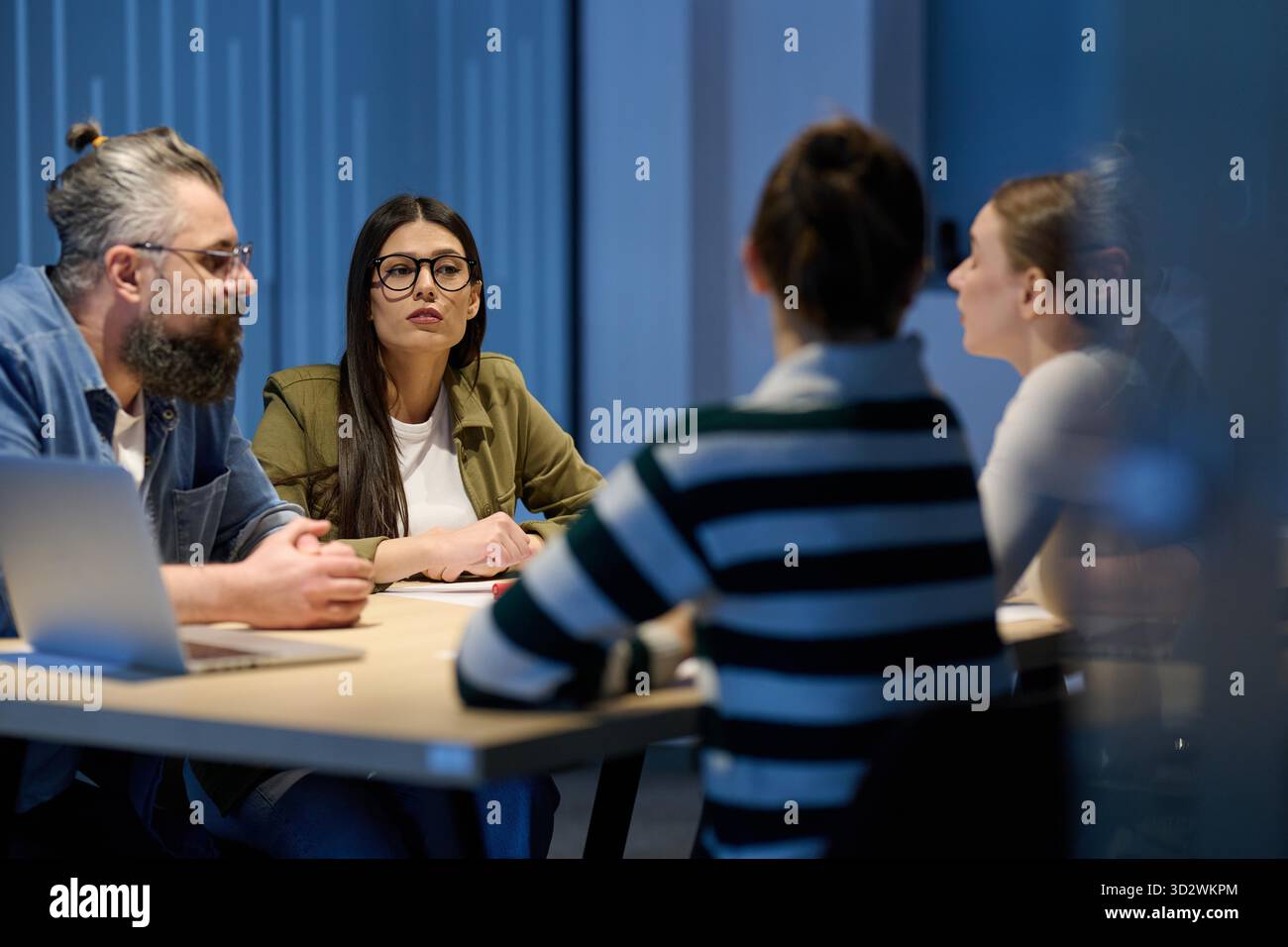 Team works project around table hi-res stock photography and images - Alamy