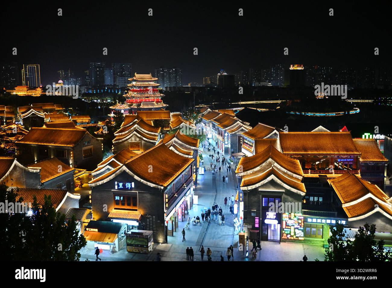 (251103) -- CANGZHOU, Nov. 3, 2025 (Xinhua) -- People visit a cultural ...