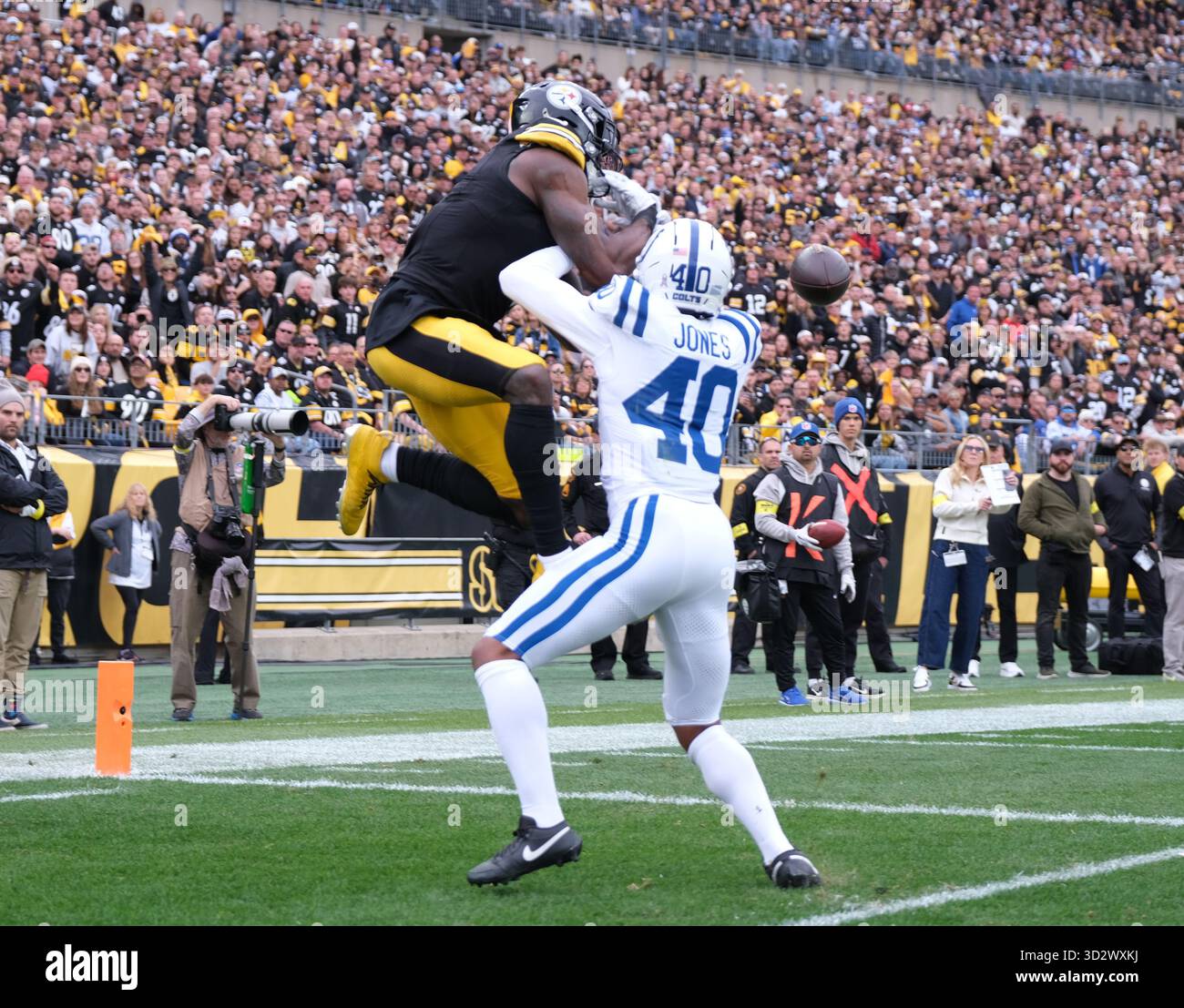 Nov 2, 2025: DK Metcalf #4 during the 2025 Steelers vs Colts game in ...