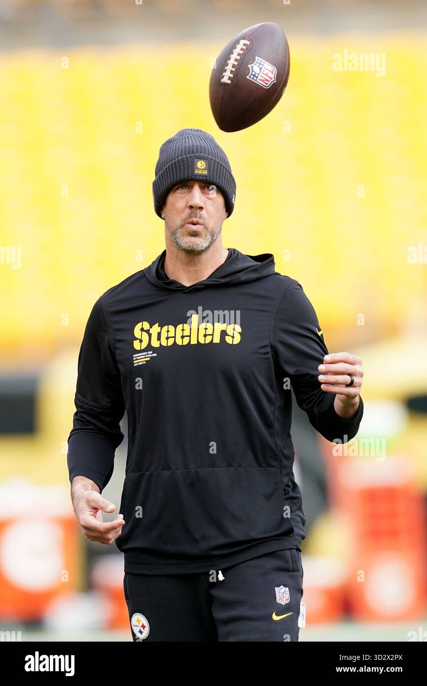 Pittsburgh Steelers quarterback Aaron Rodgers warms up before an NFL ...