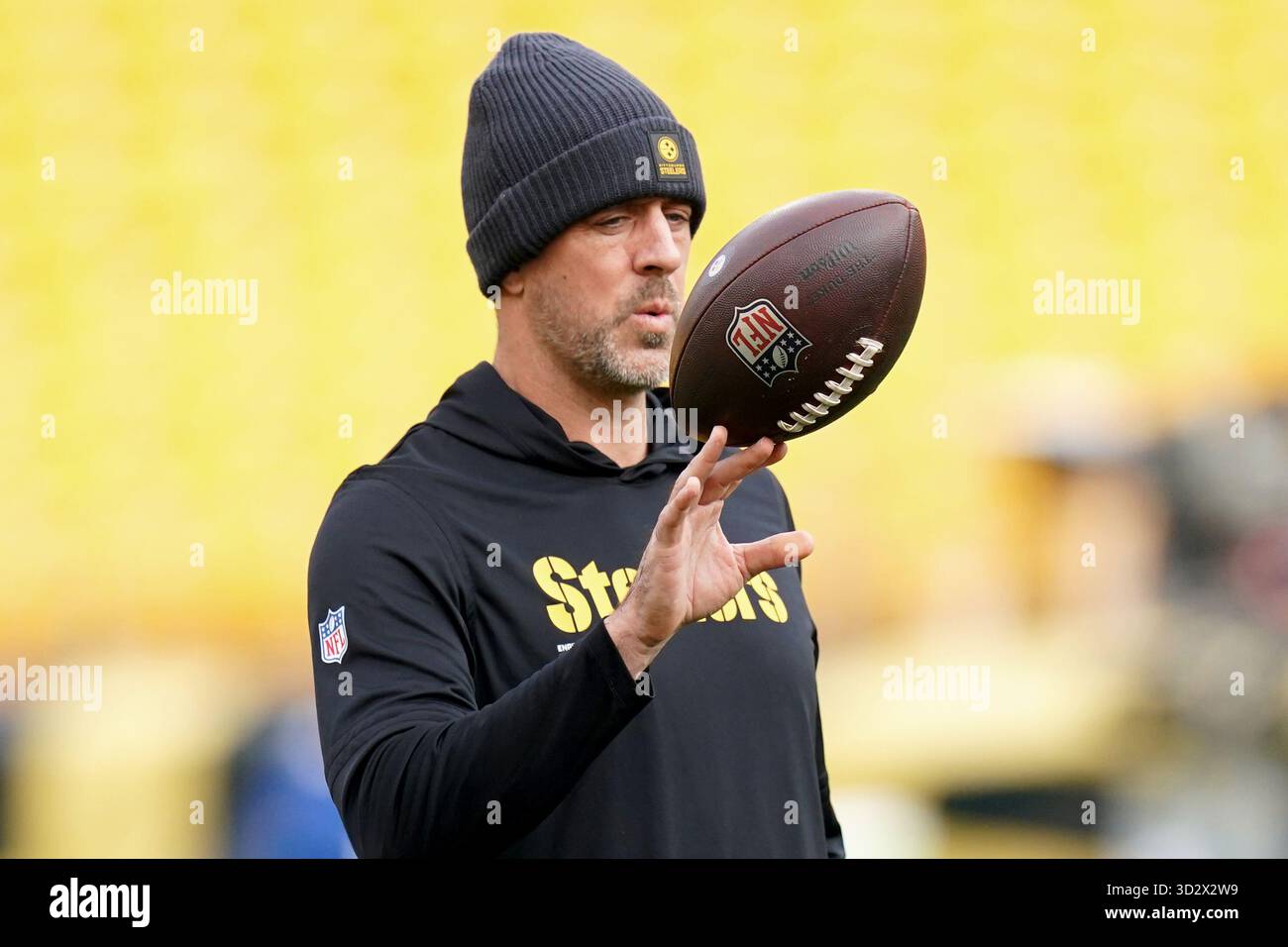 Pittsburgh Steelers quarterback Aaron Rodgers warms up before an NFL ...
