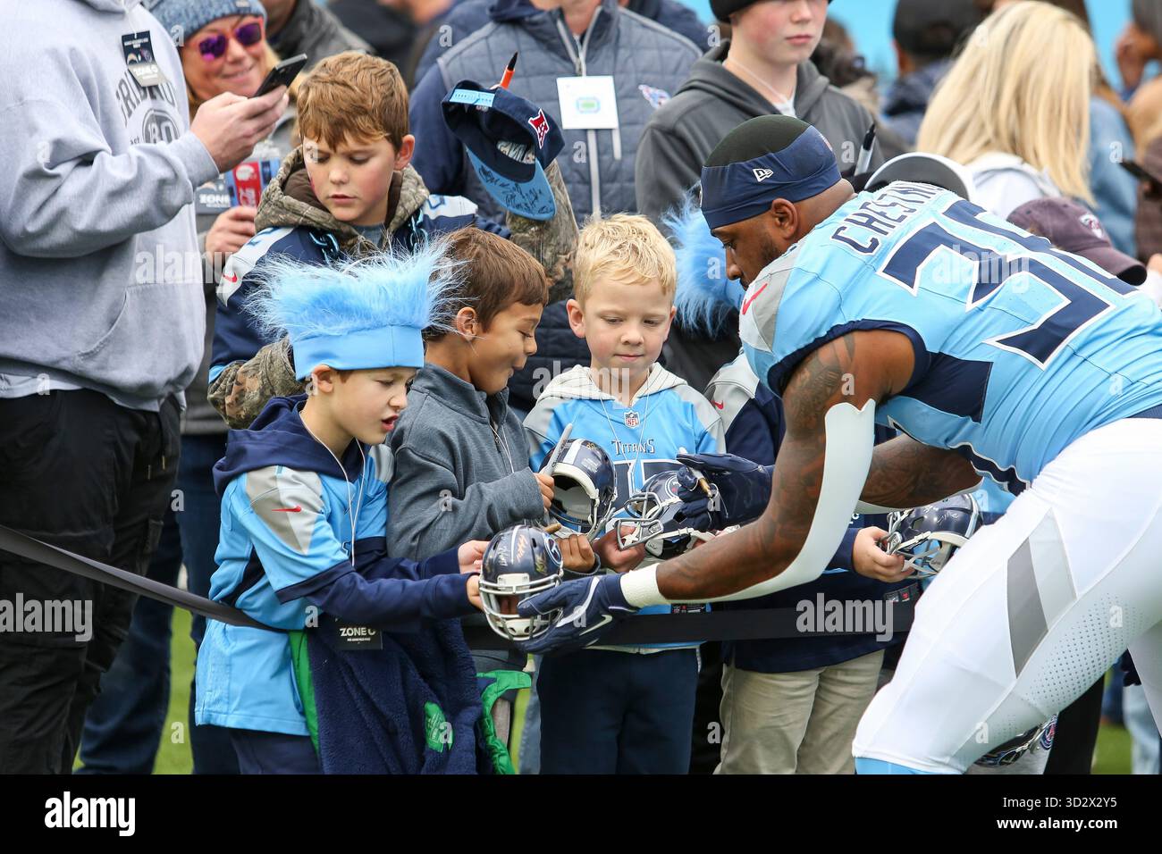 Young Titans fans get autographs from Tennessee Titans running back ...