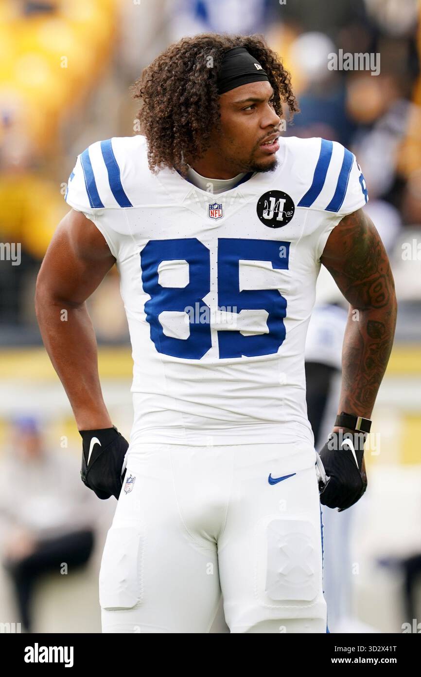 Indianapolis Colts tight end Drew Ogletree (85) warms up before an NFL ...