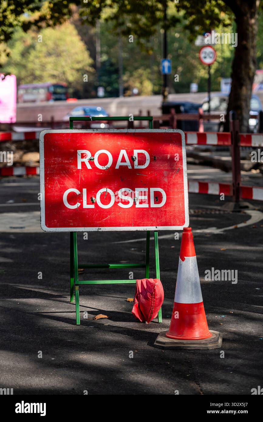 London, Sept 2025 Road closure sign. Road Closed sign Stock Photo - Alamy