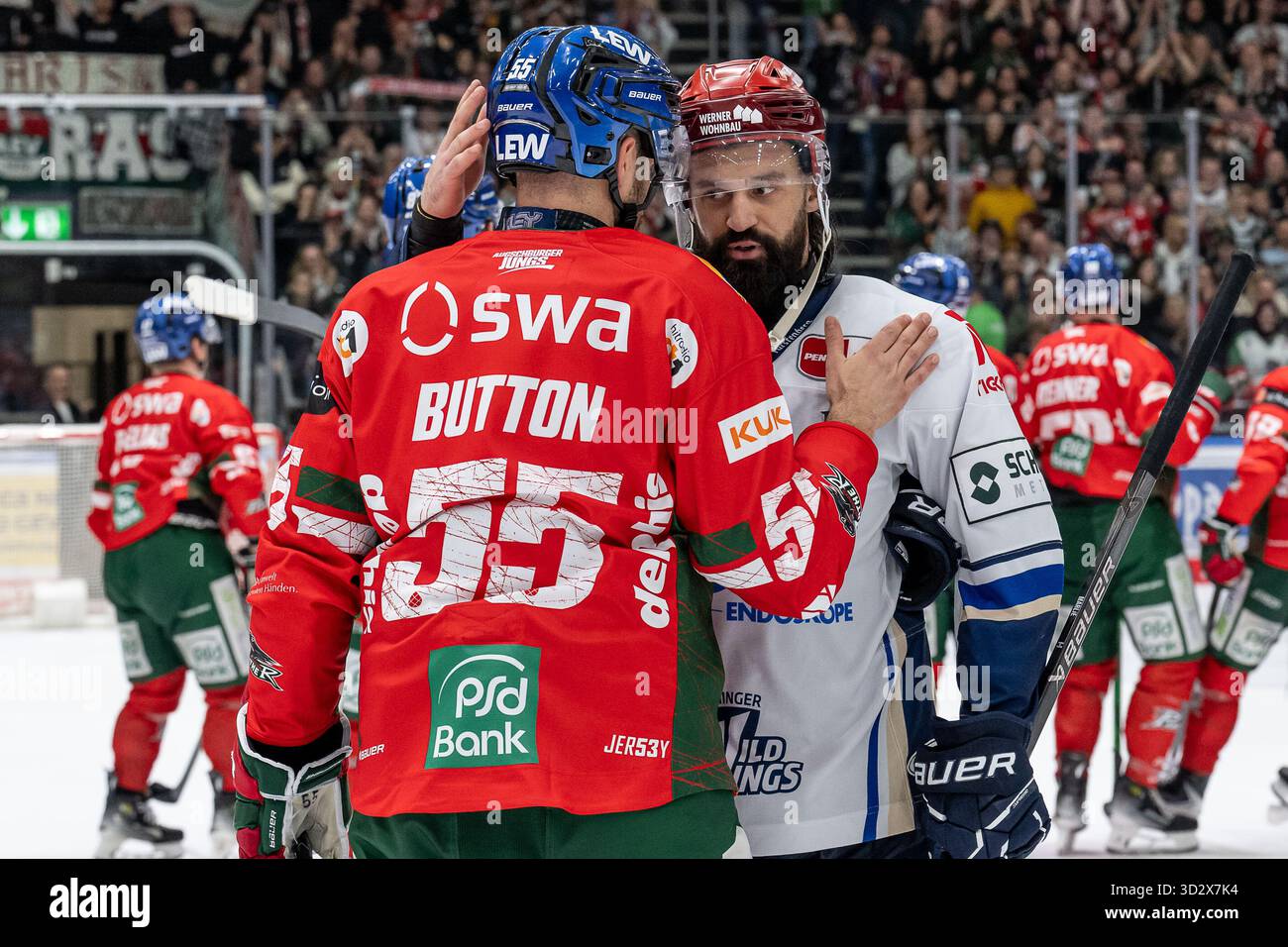 Shakehands zwischen Ryan Button (Augsburger Panther, #55) und Dominik ...