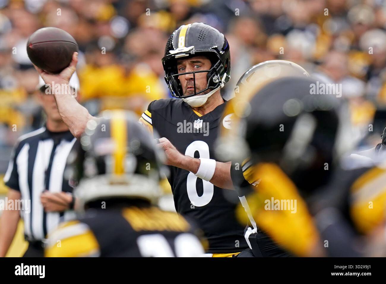 Pittsburgh Steelers quarterback Aaron Rodgers (8) throws during the ...