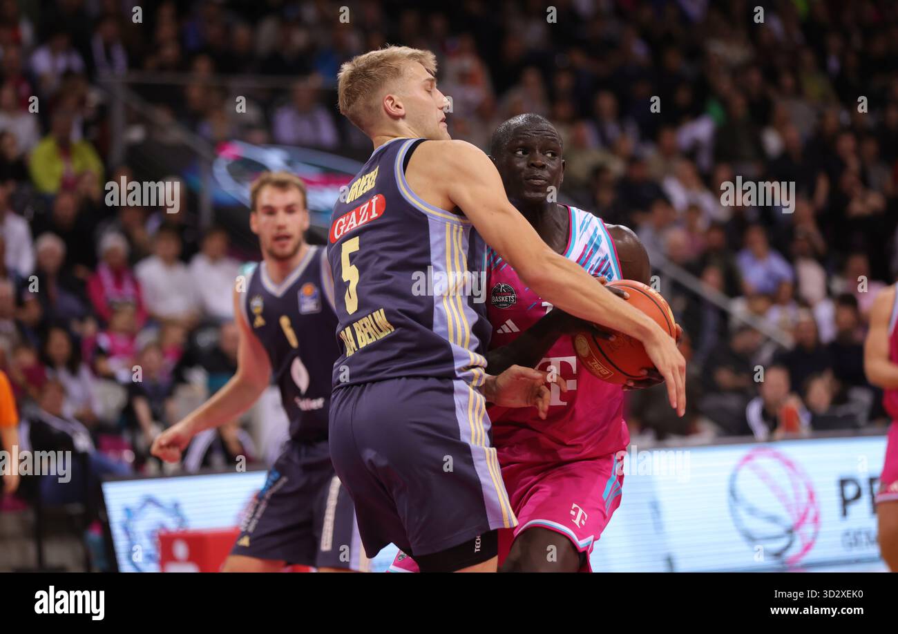 Tylan Birts (Bonn) am Ball gegen Sam Griesel (Alba), Telekom Baskets ...