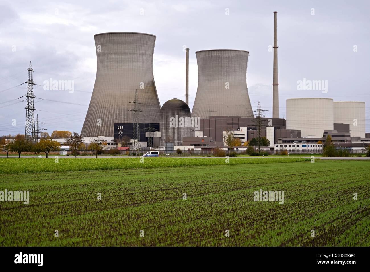 Die Kühltürme des Atomkraftwerk in Gundremmingen vor der Sprengung ...