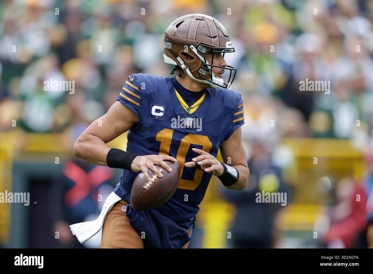 Green Bay Packers quarterback Jordan Love (10) looks to pass during an ...