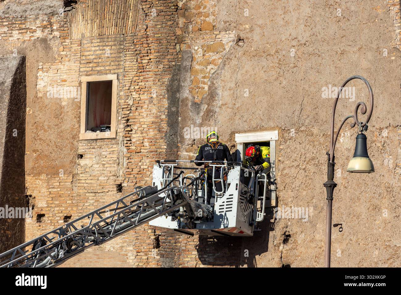 Roma: torre dei conti, crollo largo corrado ricci, intervento di vvf e ...