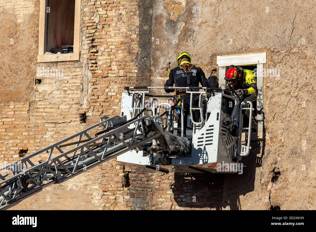 Roma: torre dei conti, crollo largo corrado ricci, intervento di vvf e ...
