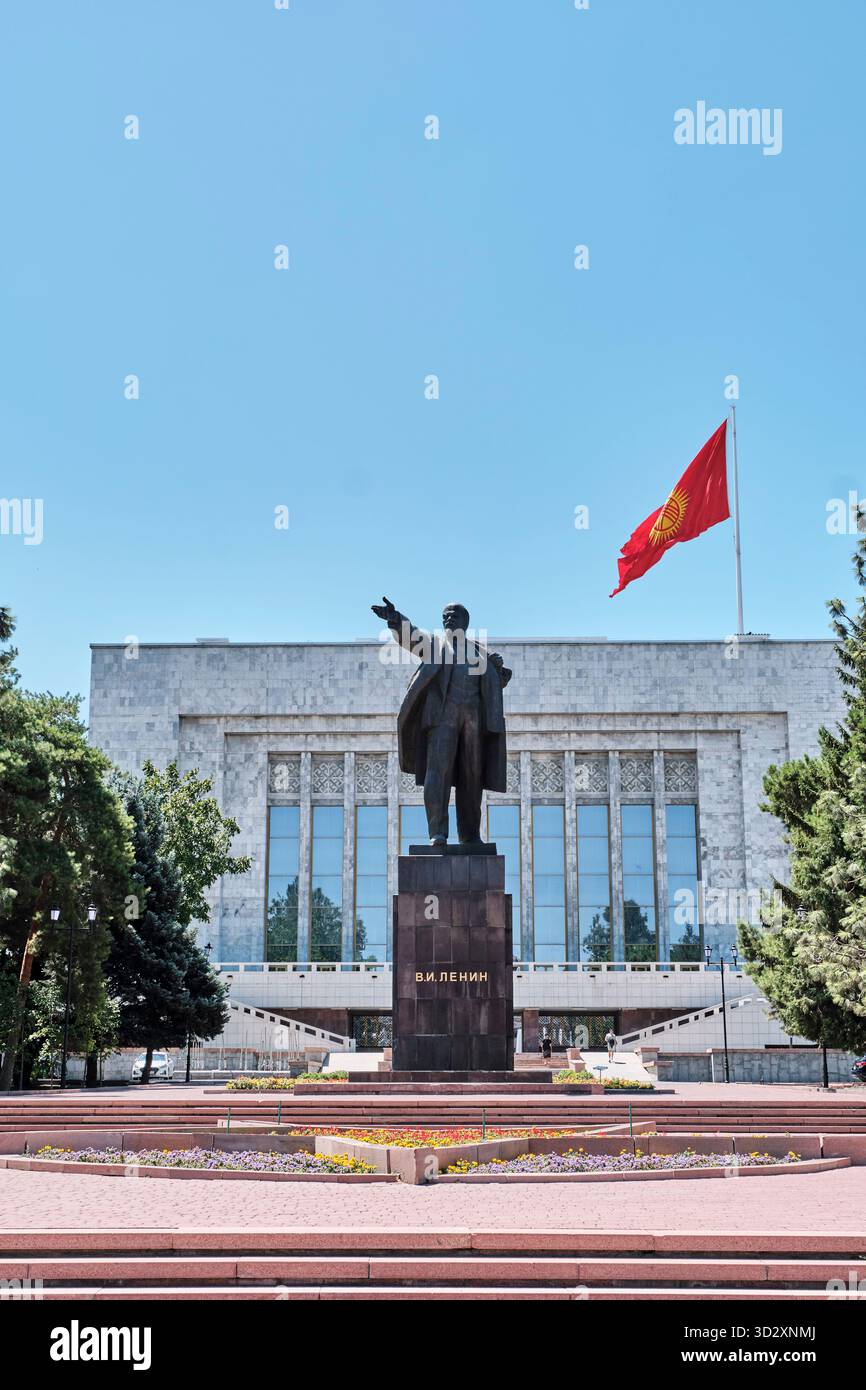 Lenin statue kyrgyz flag hi-res stock photography and images - Alamy