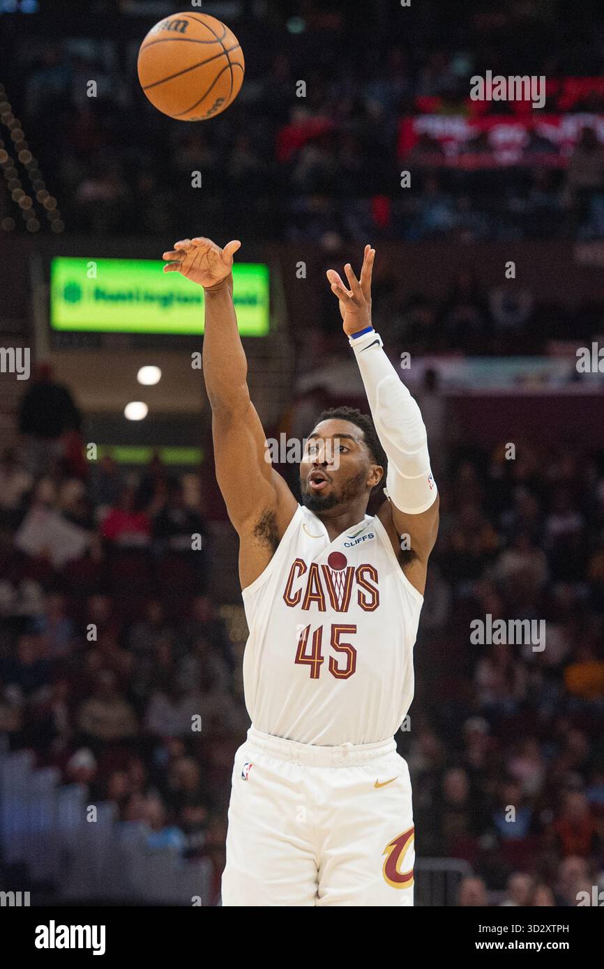 Cleveland Cavaliers' Donovan Mitchell (45) shoots against the Atlanta ...