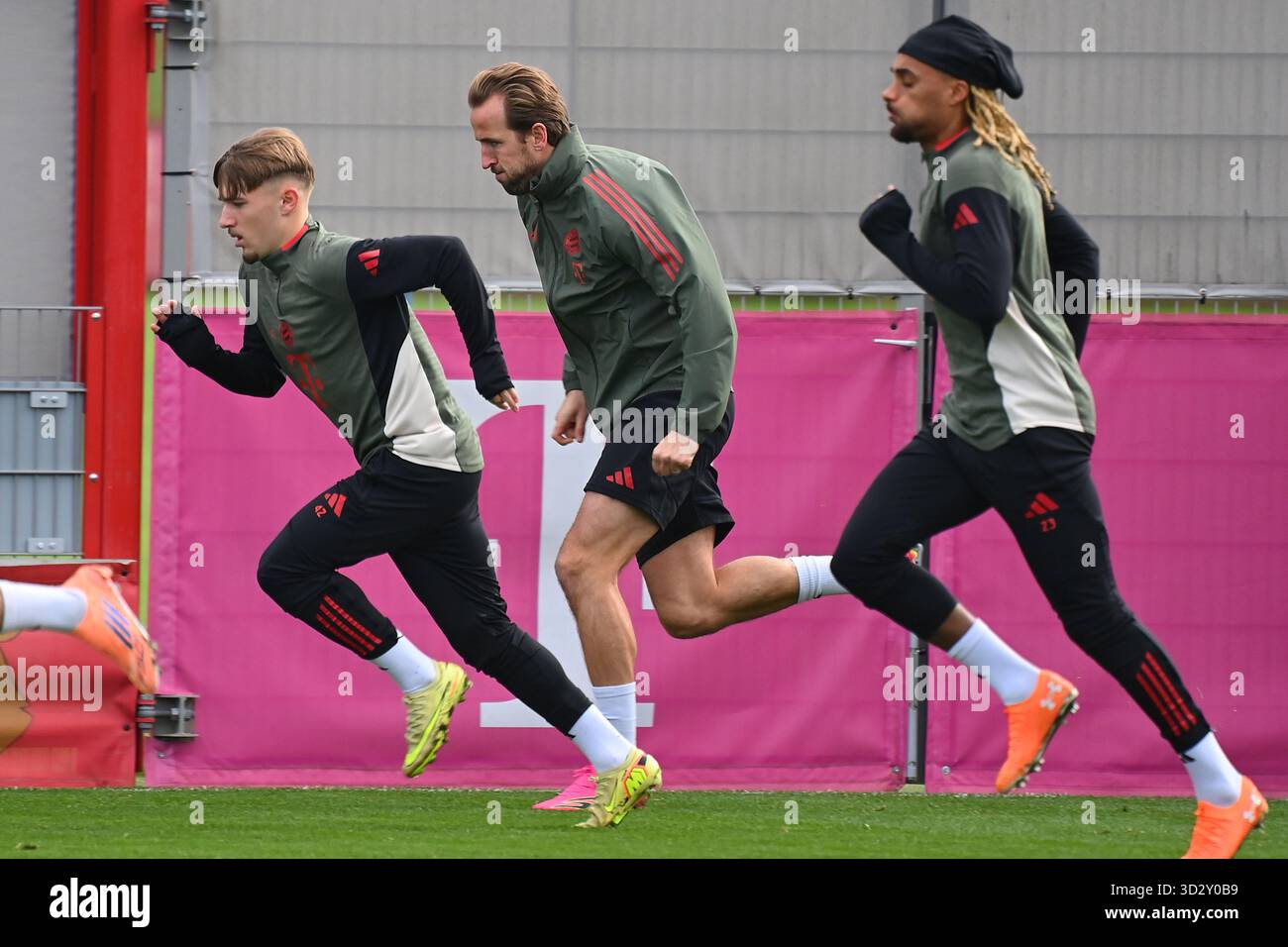 From left: Lennart Karl (FC Bayern Munich), Harry Kane (FC Bayern ...