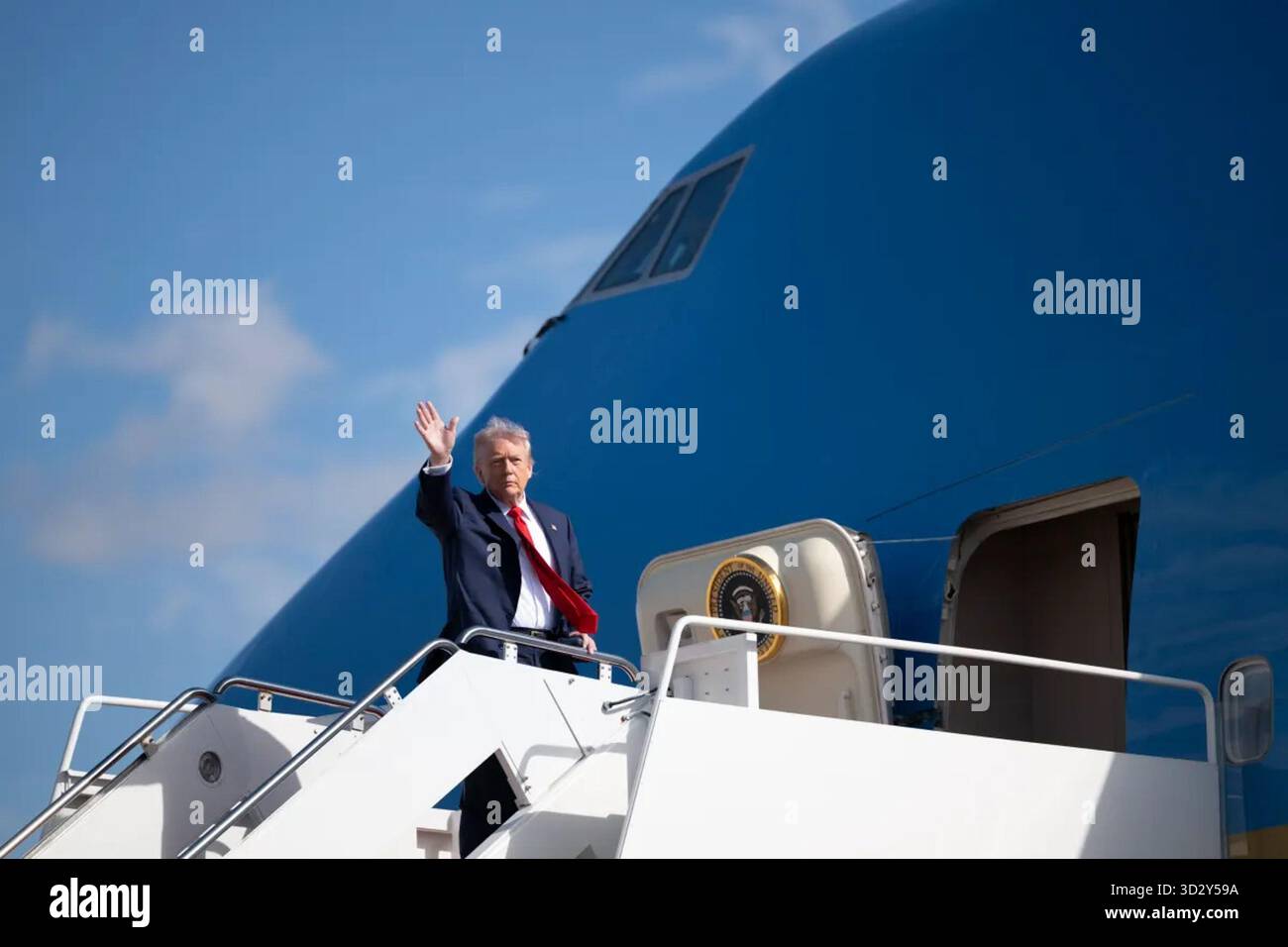 Trump air force one palm beach 2025 hi-res stock photography and images ...