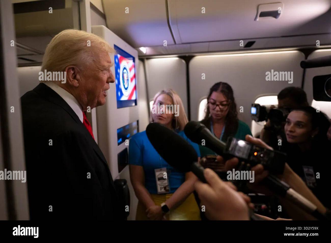 Donald trump air force one november 2 hi-res stock photography and ...