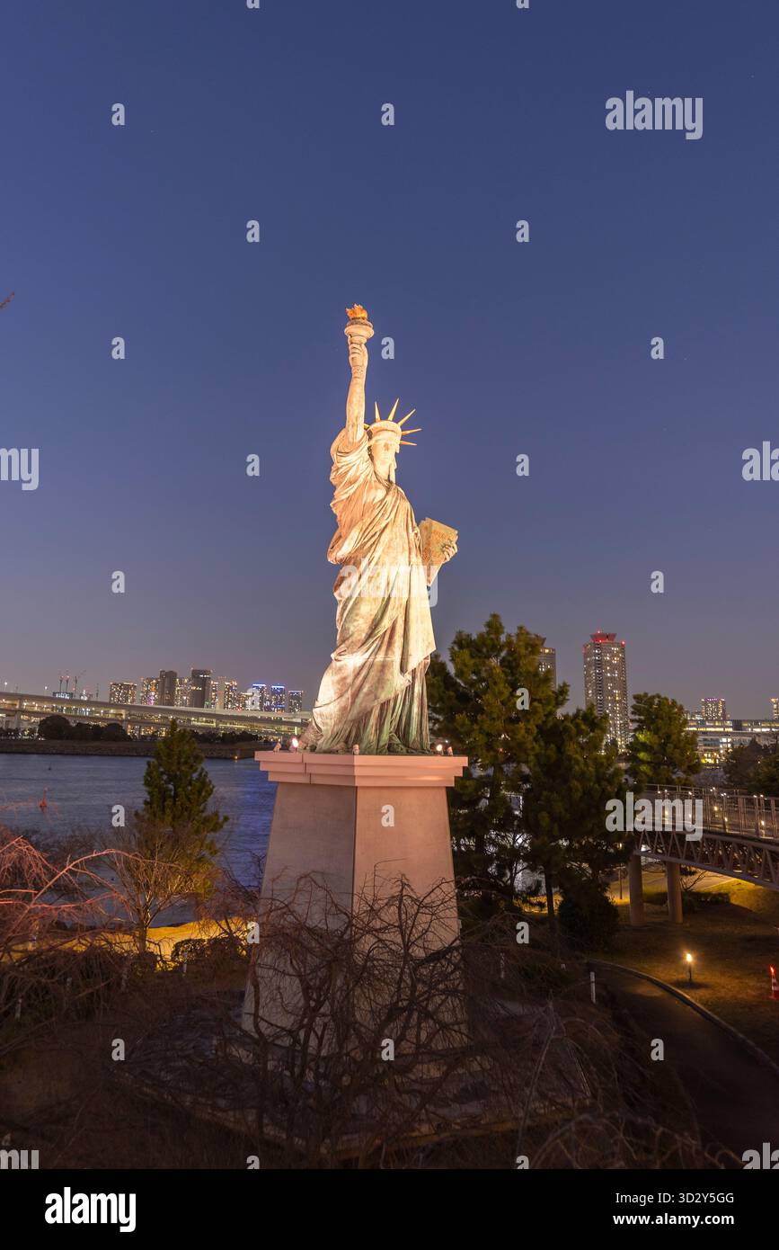 Tokyo, Japan - March 14, 2025: Illuminated Odaiba Statue of liberty a ...