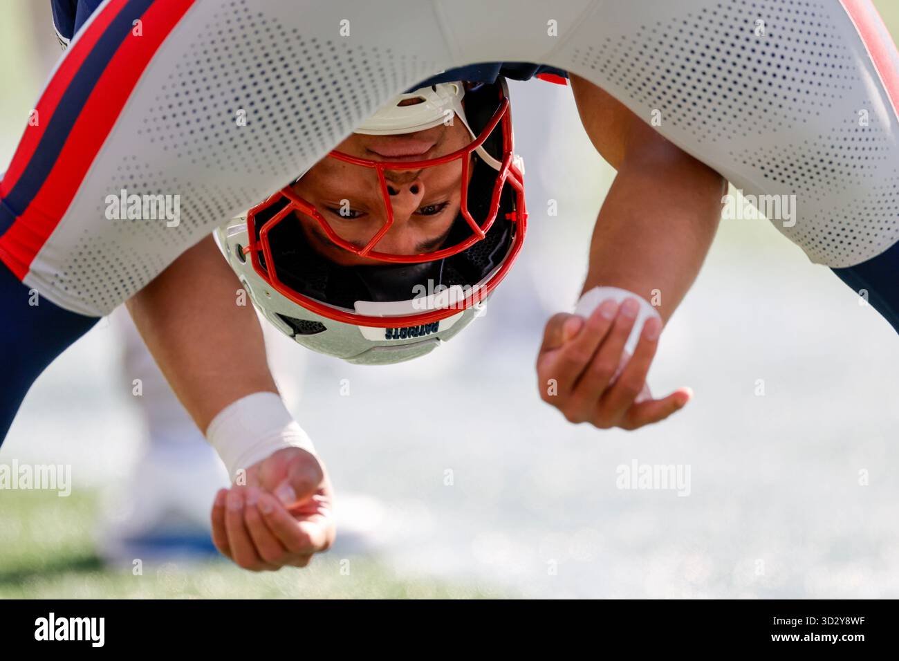 New England Patriots long snapper Julian Ashby (47) snaps the ball ...