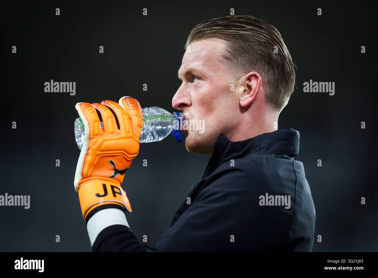 Everton goalkeeper Jordan Pickford (1) warm up drinking water during ...