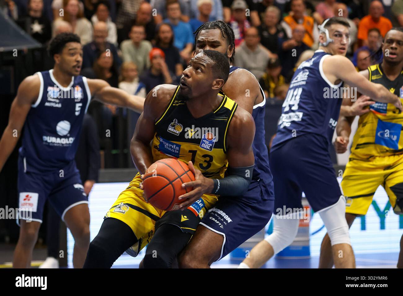 Yorman Polas Bartolo (MHP Riesen Ludwigsburg, #13) am Ball, Syntainics MBC vs. MHP Riesen ...