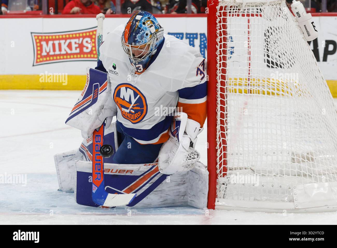 New York Islanders goaltender David Rittich (33) blocks a shot of the ...