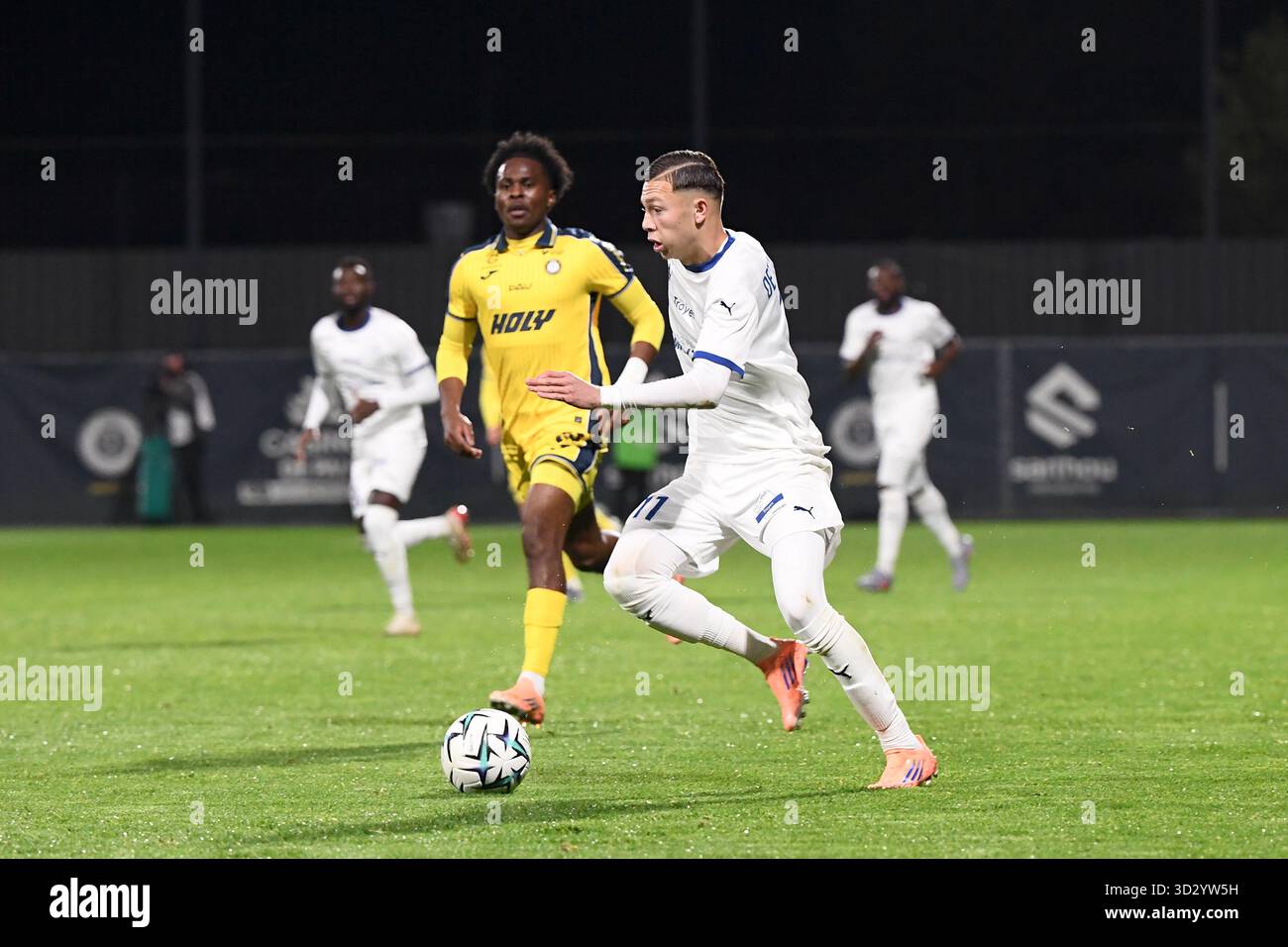 11 Mathys DETOURBET (estac) during the Ligue 2 BKT match between Pau ...