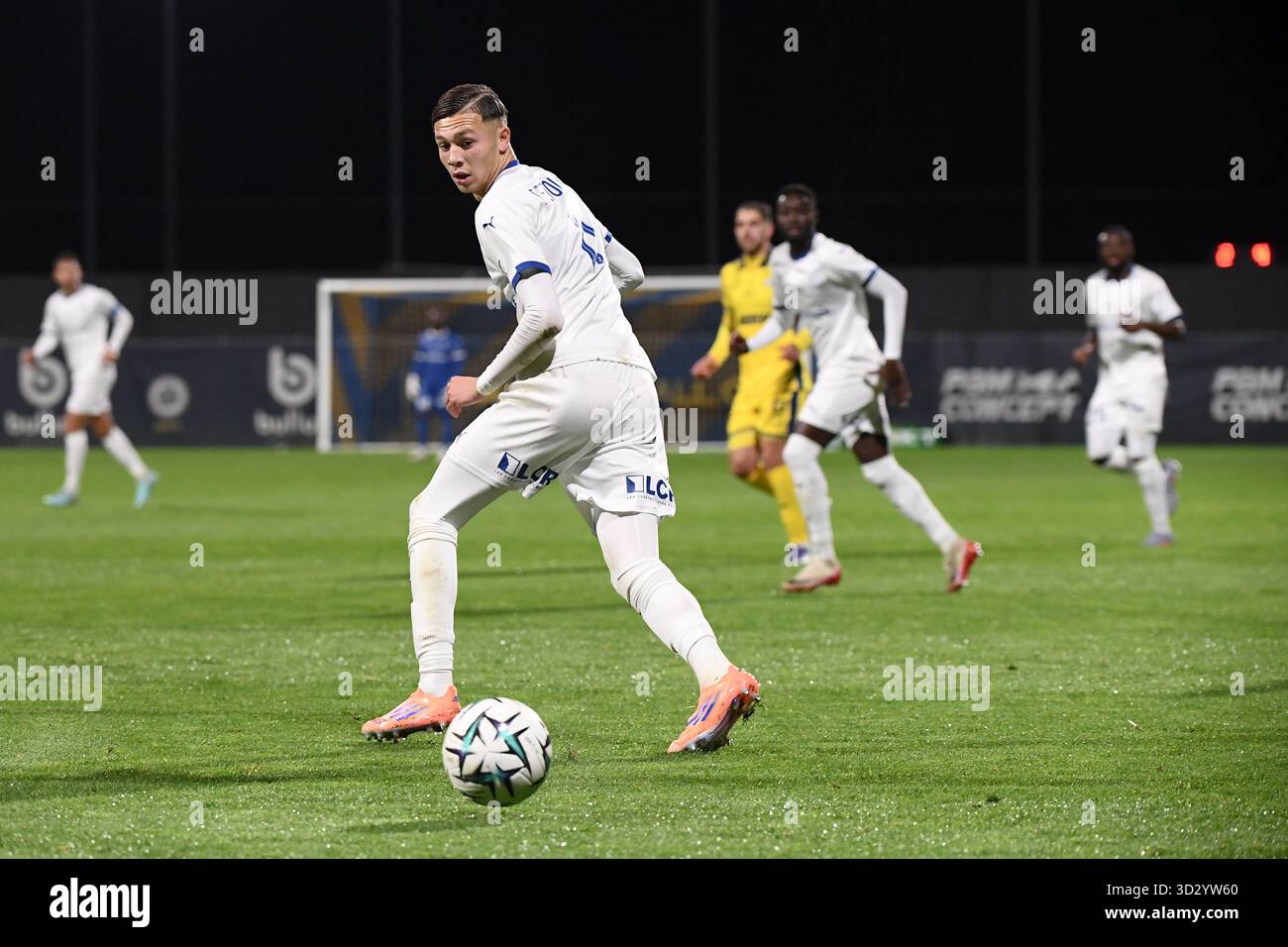 11 Mathys DETOURBET (estac) during the Ligue 2 BKT match between Pau ...