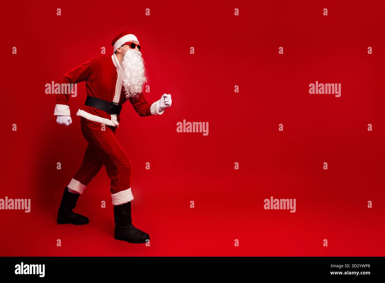Santa claus runs sale hi-res stock photography and images - Alamy